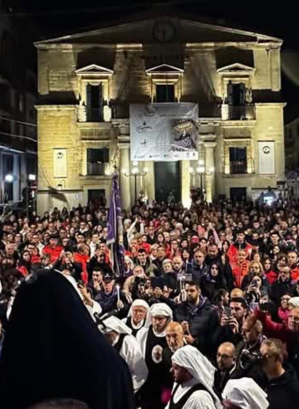 Enna: il ritorno della Madonna Addolorata, un abbraccio di fede e amore ...