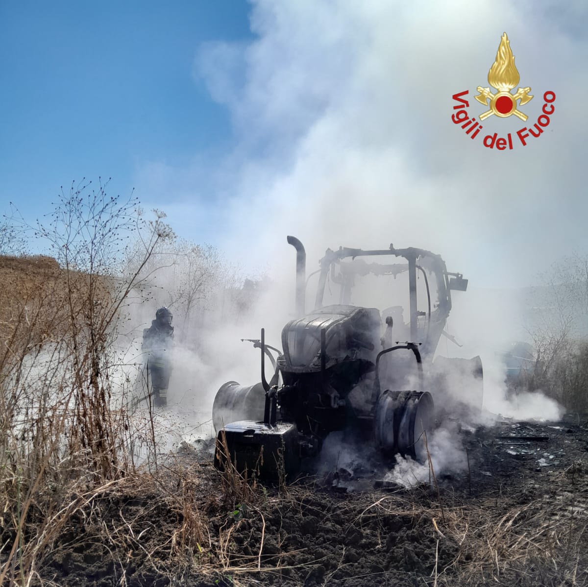 Incendio di un trattore sulla SS 192, intervengono i Vigili del Fuoco ...
